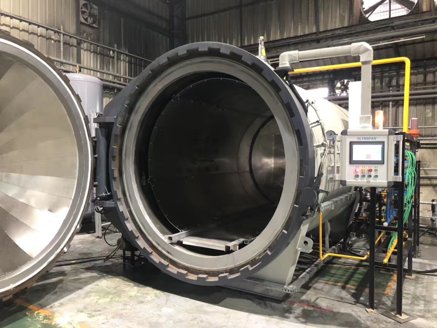 Autoclave composite à ailes composites